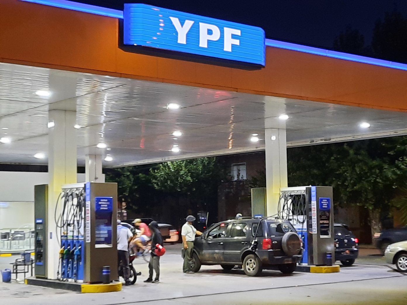 YPF subió el precio de las naftas el 6% y la premium ya acumuló un 61% en el año - La Mañana