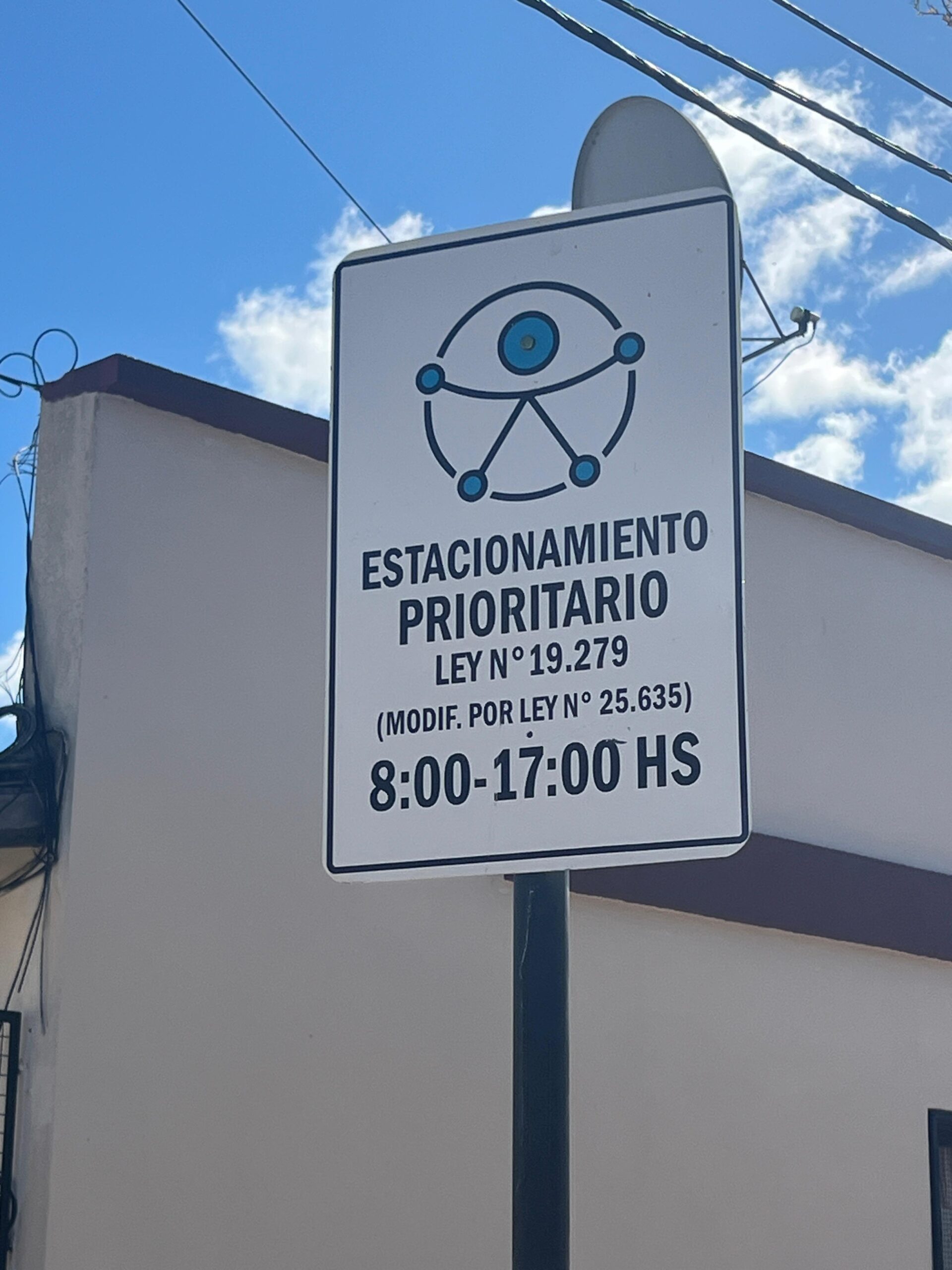 Colocan en Roque Pérez nuevos carteles de estacionamiento prioritario ...